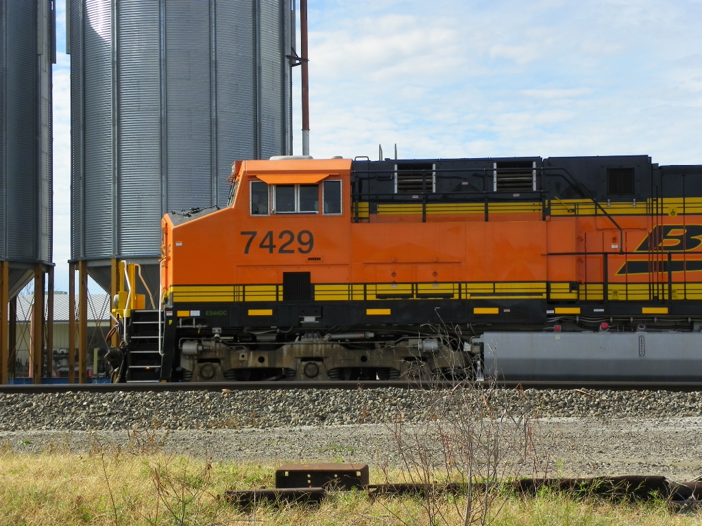 BNSF ES44DC 7429